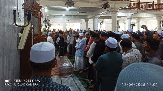 Tangis Dan Doa Mengiringi Shalat Jenazah Waled Nura Di Masjid Al Falah ...